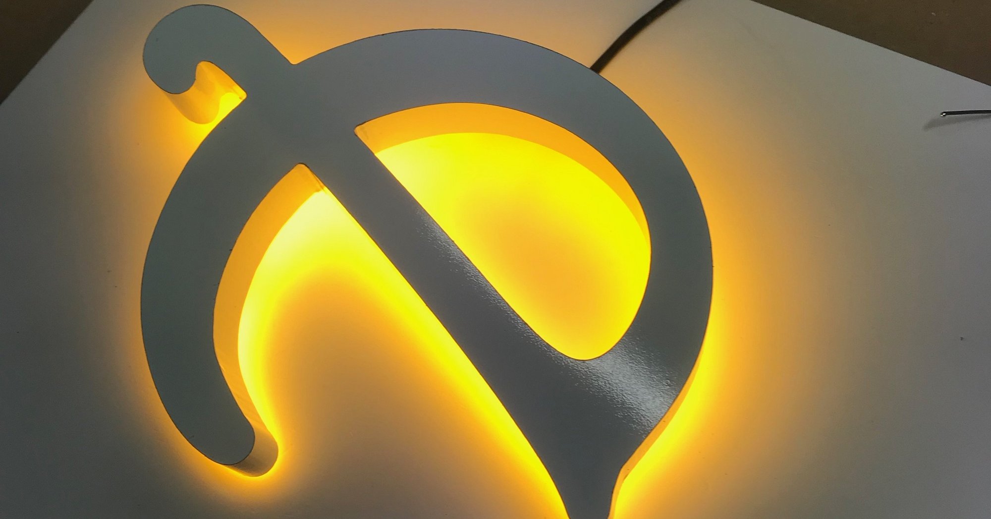 [Translate to English:] Van achter verlichte led letter als ...